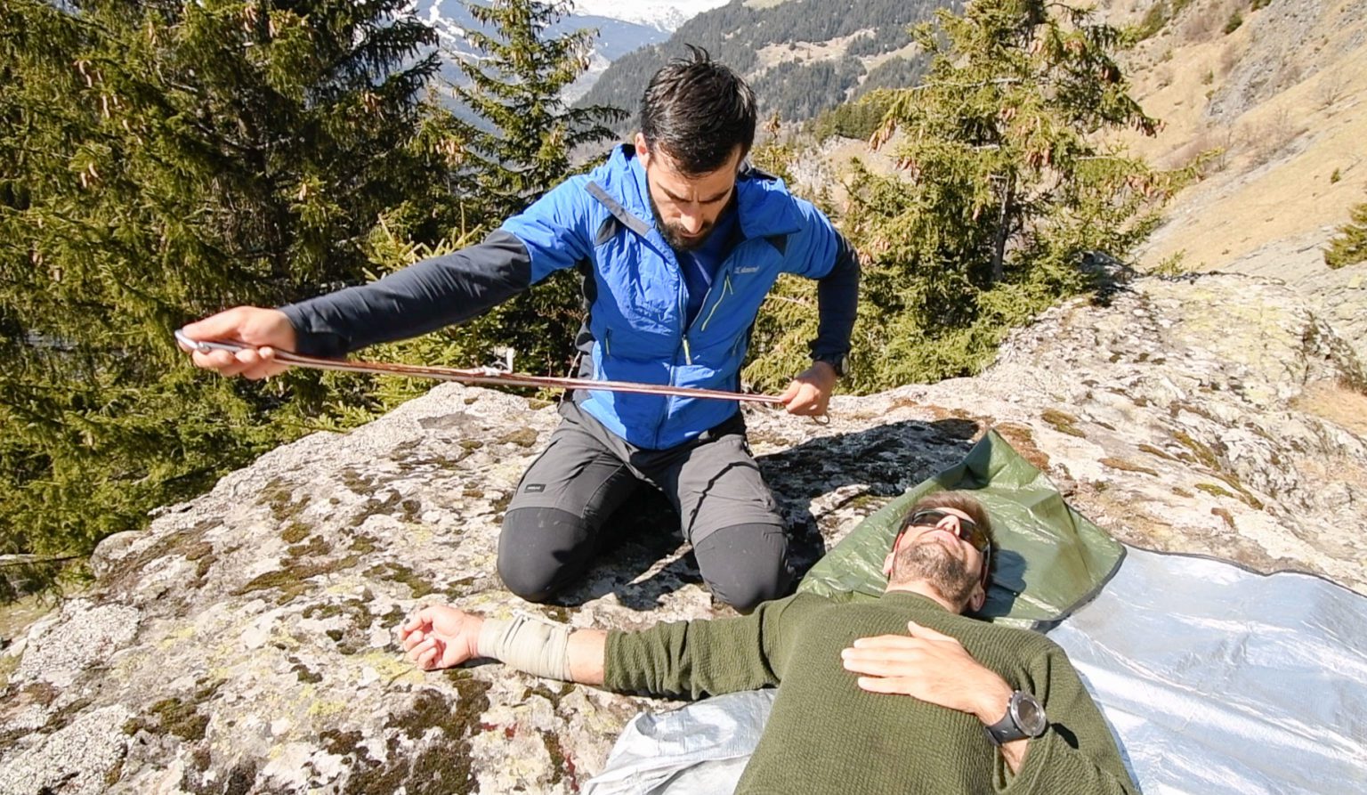 L'hémorragie : savoir faire un garrot avec une sangle et un mousqueton